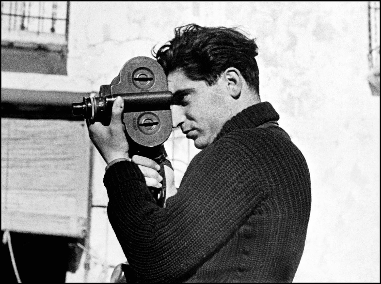 Robert Capa, photographe de guerre, à Paris - Picto
